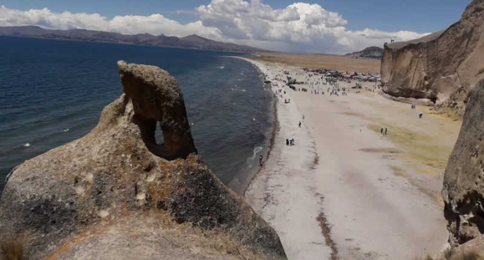 Playa Chatuma en el lago Titicaca | Playa de arena blanca cerca de Pomata, Puno