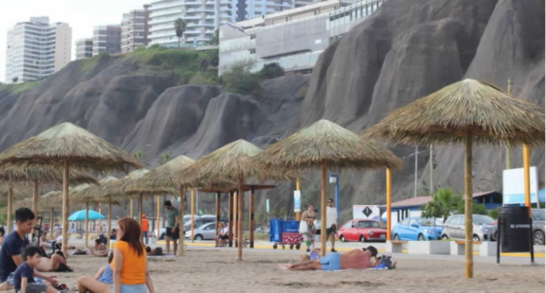 Playa Redondo, Miraflores – Sandstrand & Surf an der Costa Verde, Lima